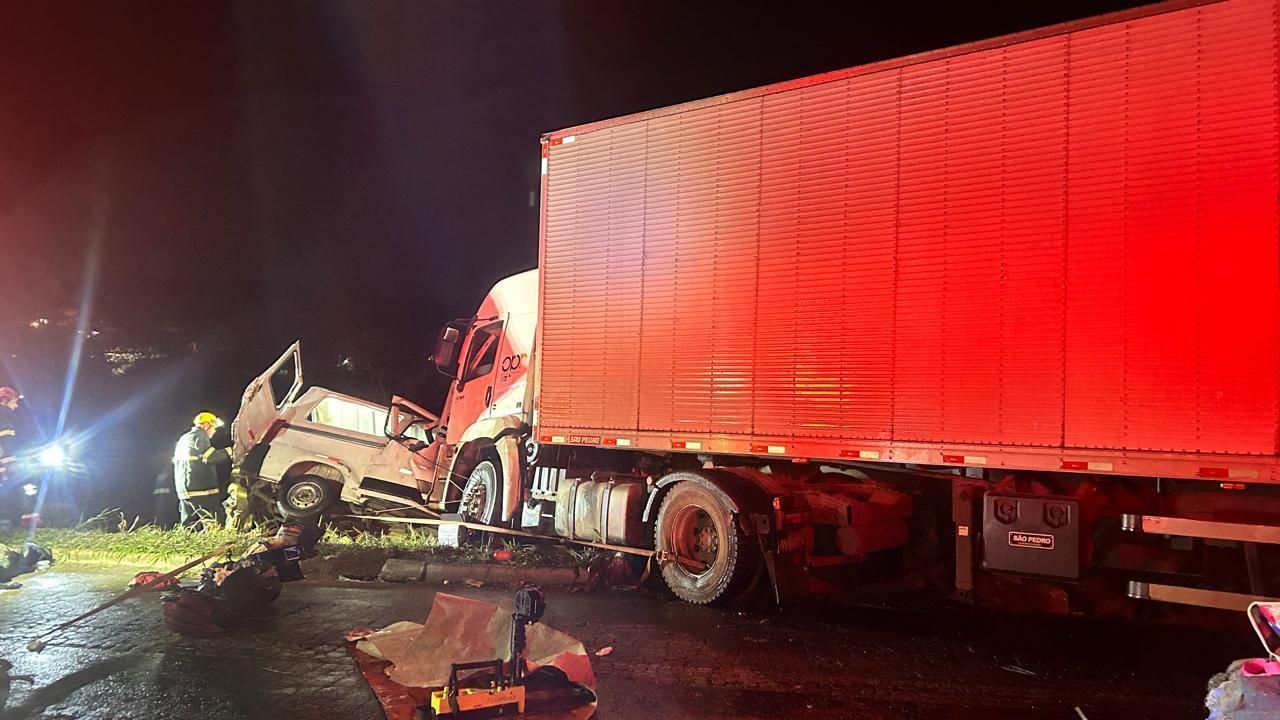 O que se sabe sobre acidente entre carreta e van com 9 mortos em MG | CNN Brasil