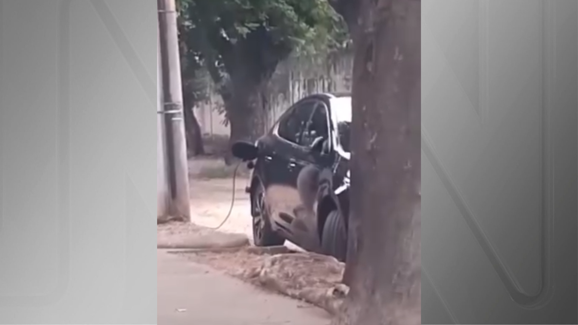 Vídeo: motorista usa poste para recarregar carro elétrico no Rio de ...