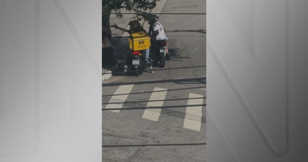 Vídeo: Homem é assaltado em SP em plena luz do dia | CNN Brasil