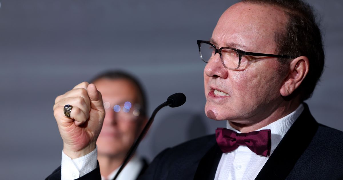 Kevin Spacey segura o choro ao discursar em Cannes: "Ainda estou de pé ...