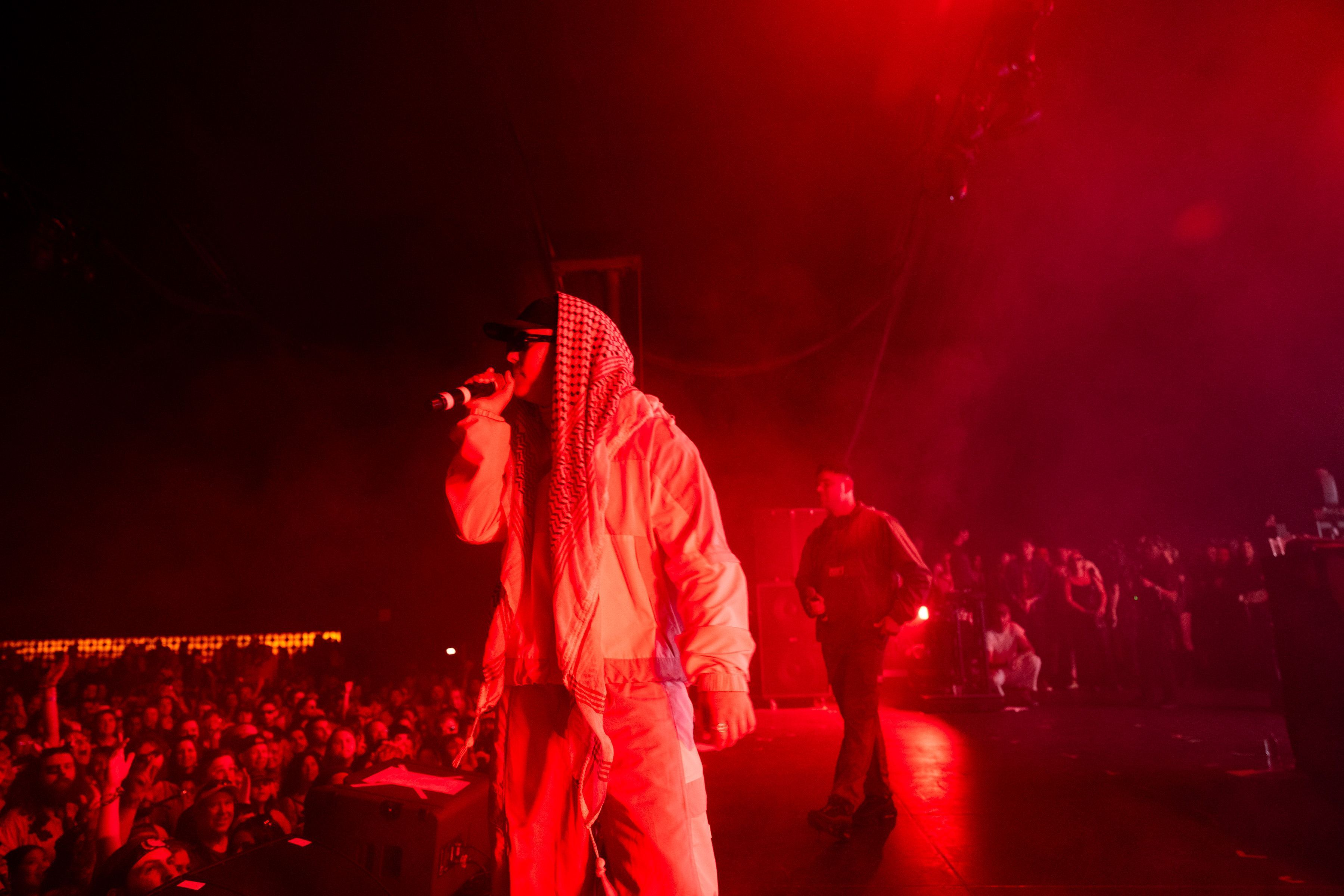 Membro da banda de rap irlandesa Kneecap é acusado de crime de ...