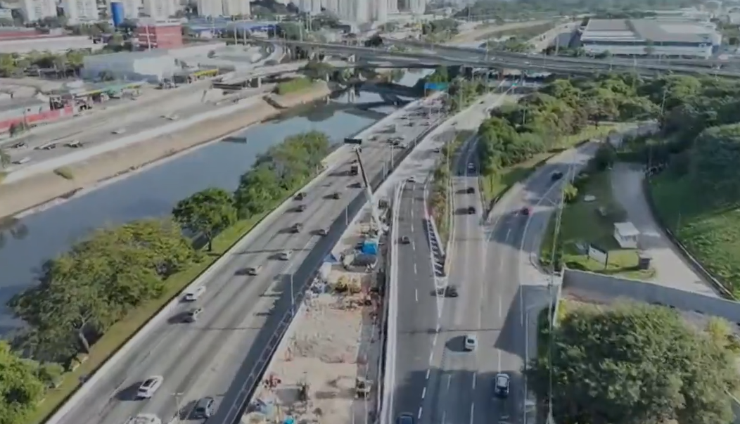 Cratera na Marginal Tietê: Sabesp conclui novo acesso à pista central ...