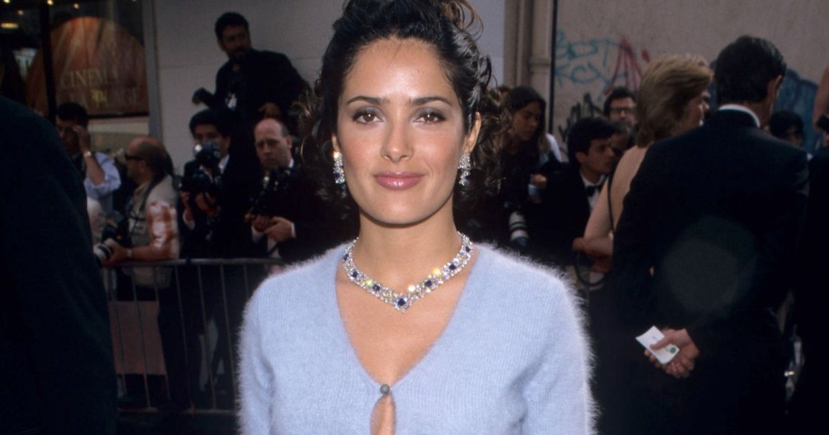 Em 1999, Salma Hayek ousou com cardigã felpudo em Cannes; relembre ...
