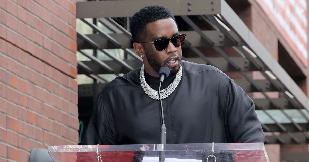 Nova "foto de prisão" de Sean Diddy Combs é revelada; veja | CNN Brasil