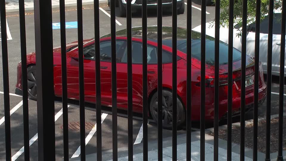 Tesla de Trump é visto estacionado na Casa Branca após briga com Musk ...