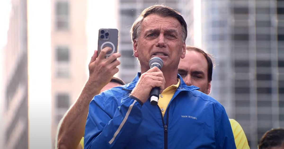 PF mira Bolsonaro e filhos reagem com críticas nas redes sociais | CNN ...
