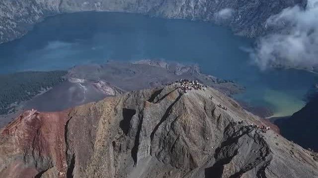 Brasileira que caiu em vulcão na Indonésia: parque evacua área para resgate | CNN Brasil