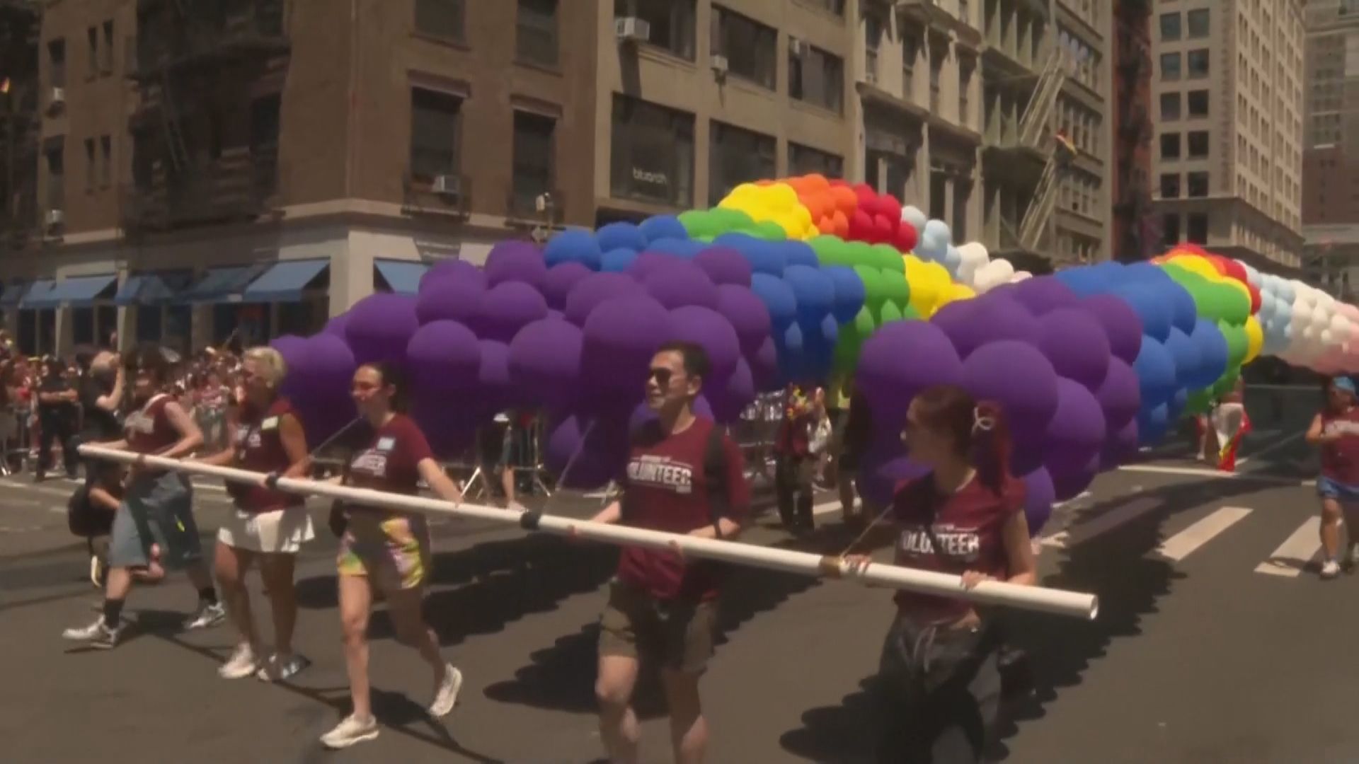 Milhares de pessoas participam da parada do orgulho LGBT em Nova York ...