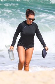 Fernanda Souza posa com namorada na praia no dia do aniversário; veja fotos | CNN Brasil