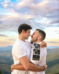 Lucas Rangel e Lucas Bley mostram barriga que está gerando filho do ...