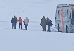 Forte nevasca deixa van com turistas brasileiros presa em rodovia no ...