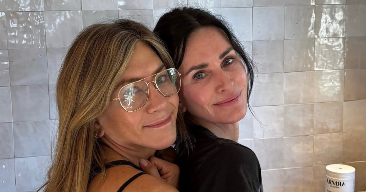 Jennifer Aniston posta clique inédito com Courteney Cox; veja | CNN Brasil