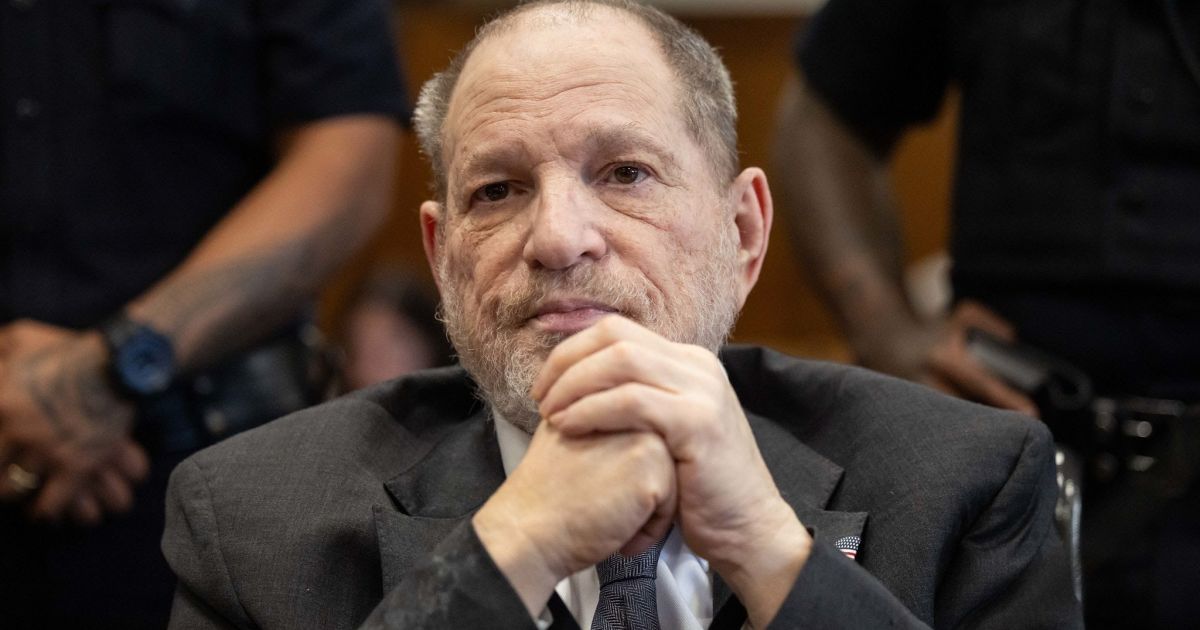Juiz anula julgamento de Harvey Weinstein por acusação de estupro | CNN ...