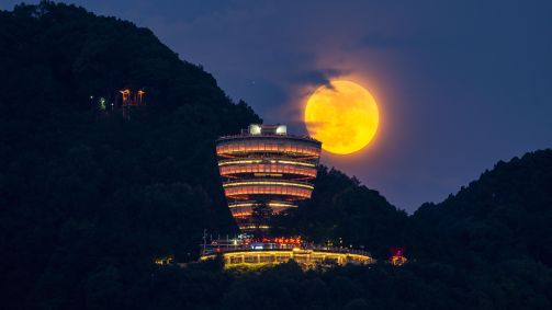 Lua de morango brilha no céu; veja fotos ao redor do mundo | CNN Brasil