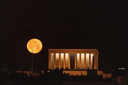 Lua de morango brilha no céu; veja fotos ao redor do mundo | CNN Brasil
