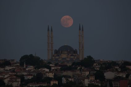 Lua de morango brilha no céu; veja fotos ao redor do mundo | CNN Brasil