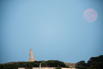 Lua de morango brilha no céu; veja fotos ao redor do mundo | CNN Brasil