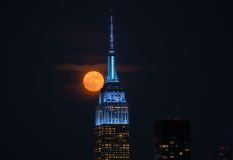 Lua de morango brilha no céu; veja fotos ao redor do mundo | CNN Brasil