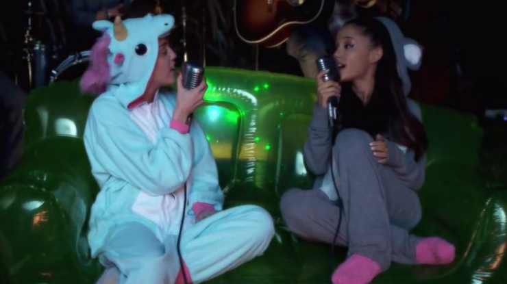 Miley Cyrus diz que escreveu música após crush em Ariana Grande; veja ...