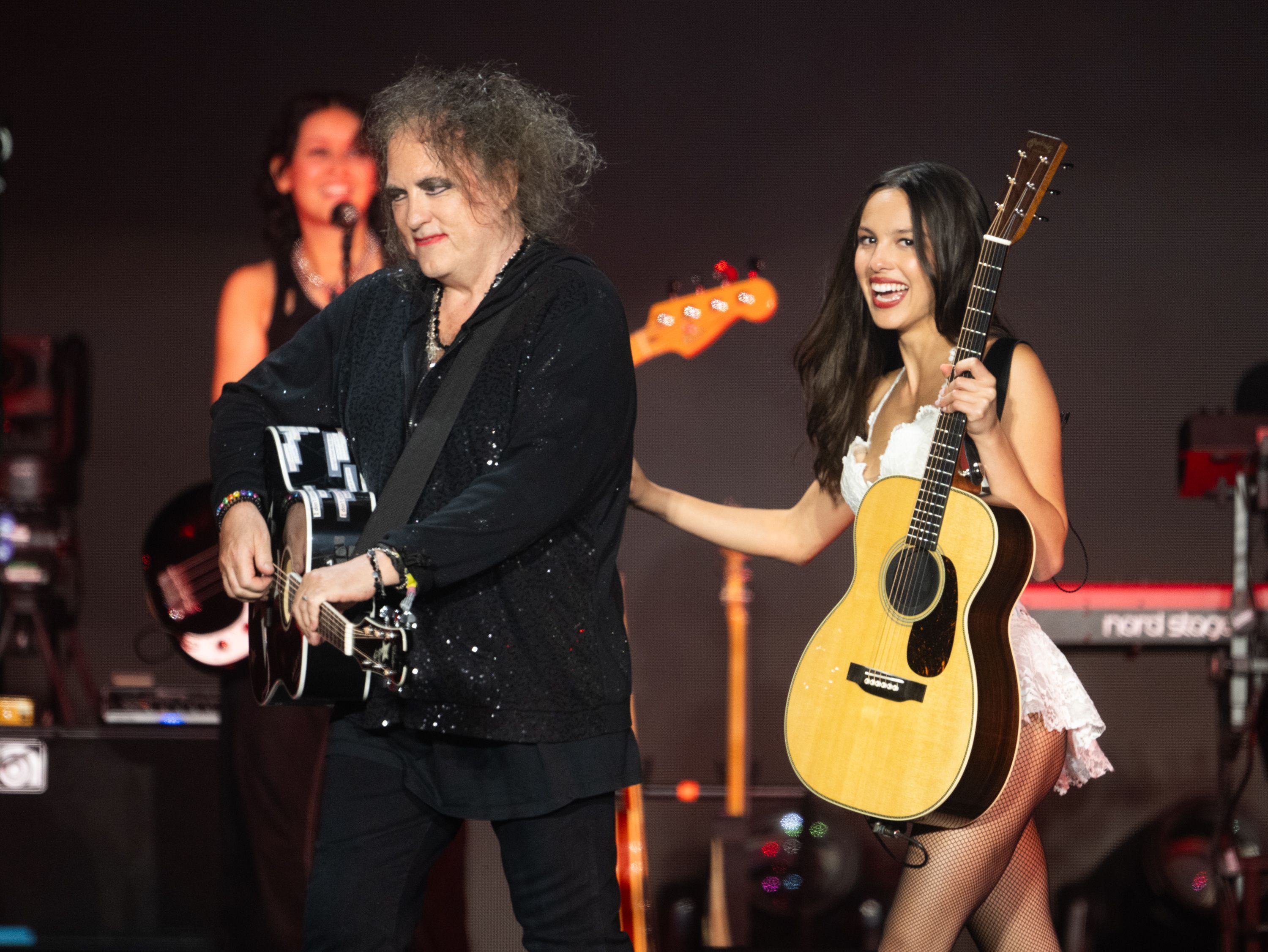 Olivia Rodrigo canta clássicos do The Cure com Robert Smith em show ...