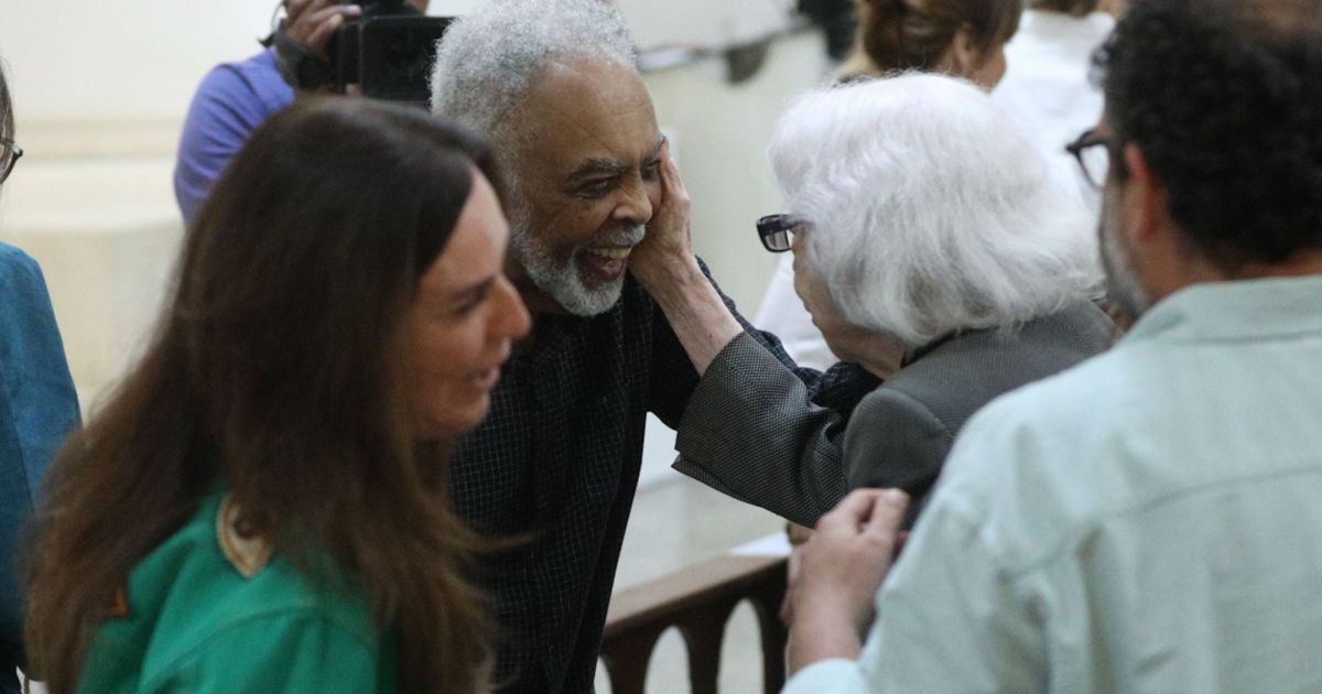 Fernanda Montenegro conforta Gilberto Gil em missa de Preta; veja | CNN ...