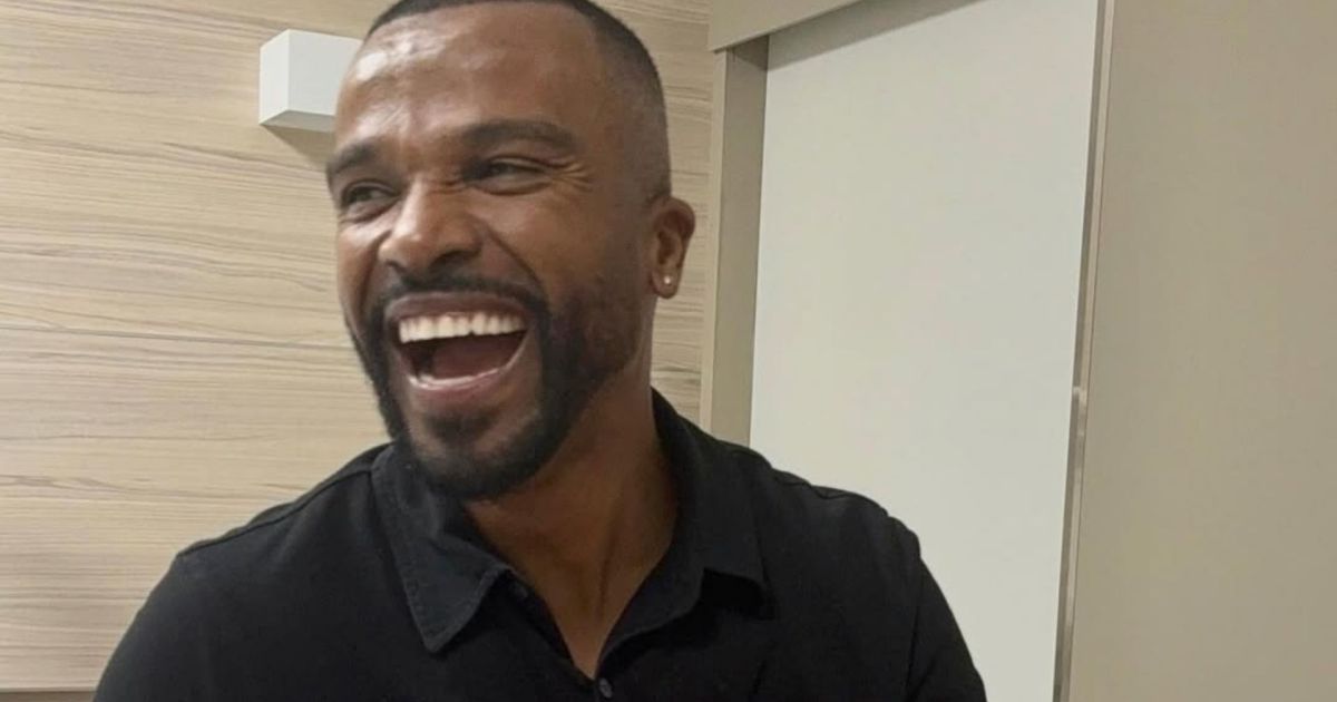 Alexandre Pires apresenta primeiro neto, Ravi | CNN Brasil