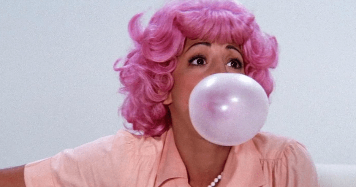 Estrela de "Grease" diz que se sentiu "uma palhaça" com a peruca do ...
