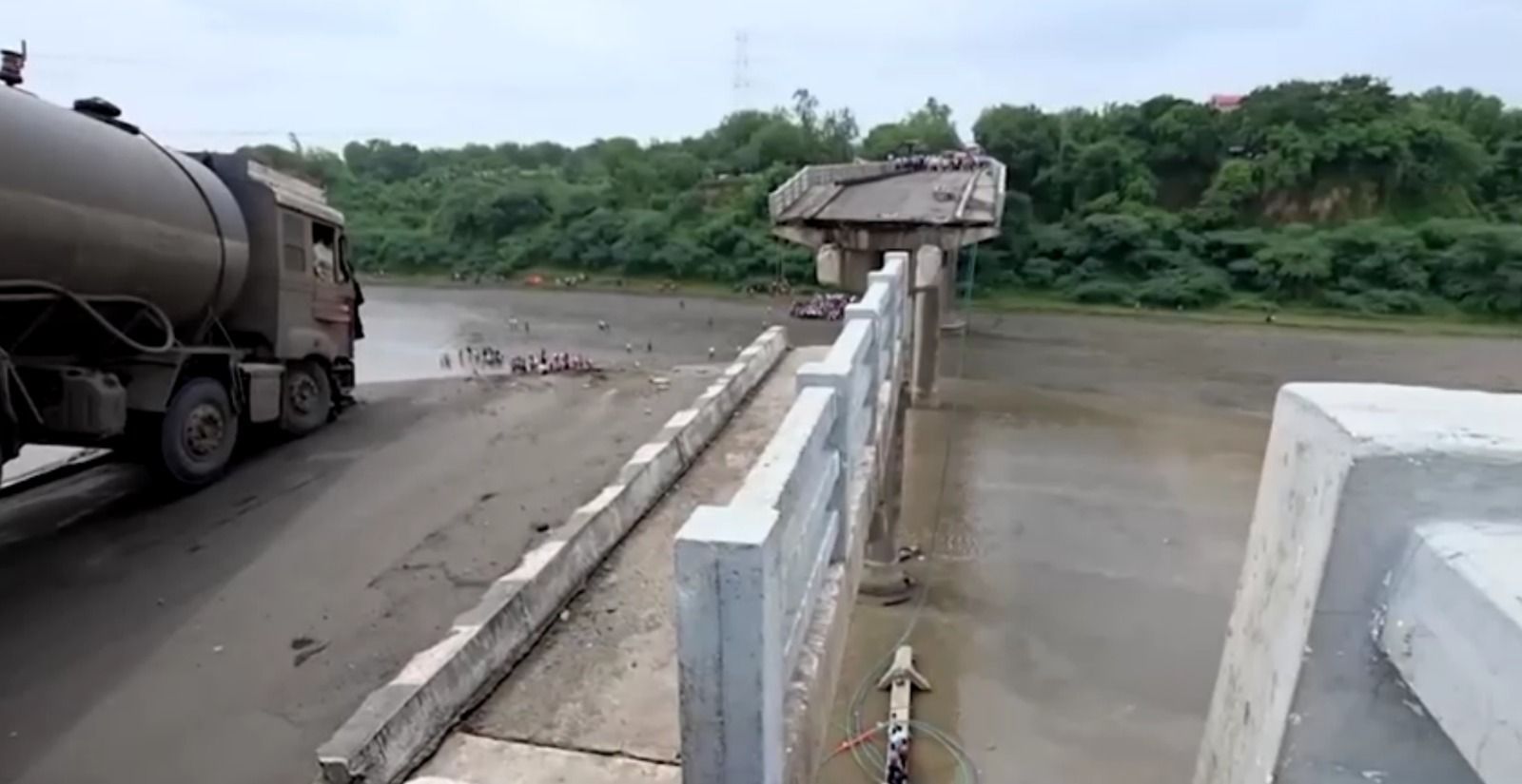 Ponte desaba na Índia matando ao menos dez pessoas, diz mídia local ...