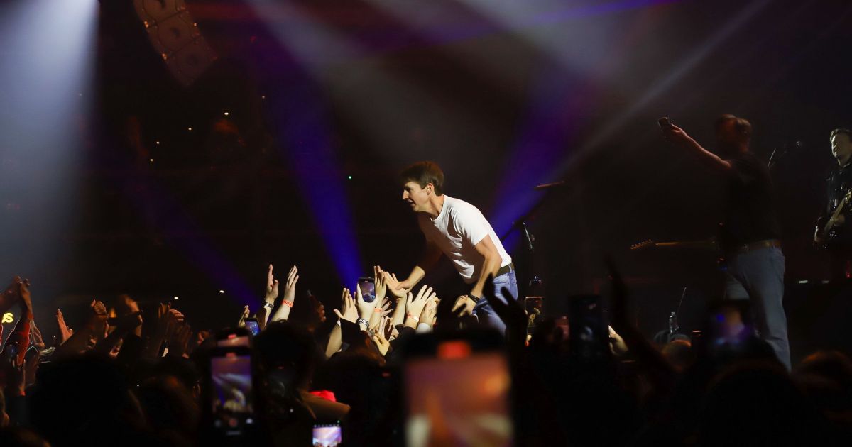 Durante show em São Paulo, James Blunt mergulha no público brasileiro ...