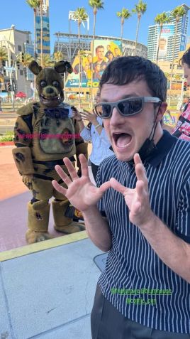 Comic Con: Josh Hutcherson é perseguido por robô de "5 Nights at Freedy ...