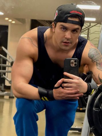Luan Santana posta foto na academia e choca fãs com seus músculos ...