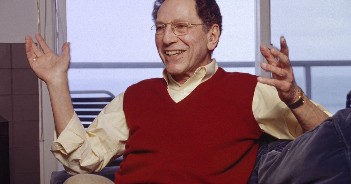 Cantor satírico, Tom Lehrer, morre aos 97 anos | CNN Brasil