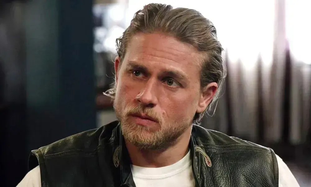 Nova temporada de "Monstros" mostra Charlie Hunnam como Ed Gein; veja ...