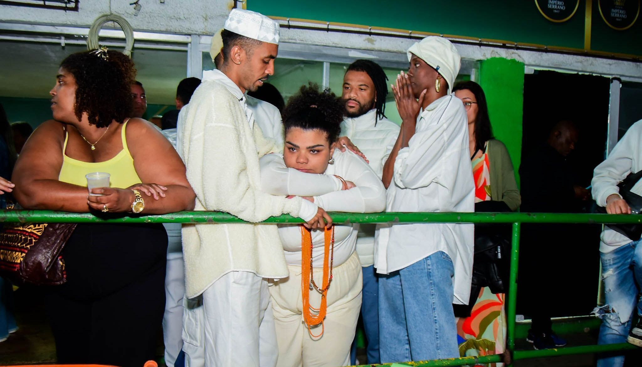 Flora Cruz, filha de Arlindo, chora em velório do pai | CNN Brasil