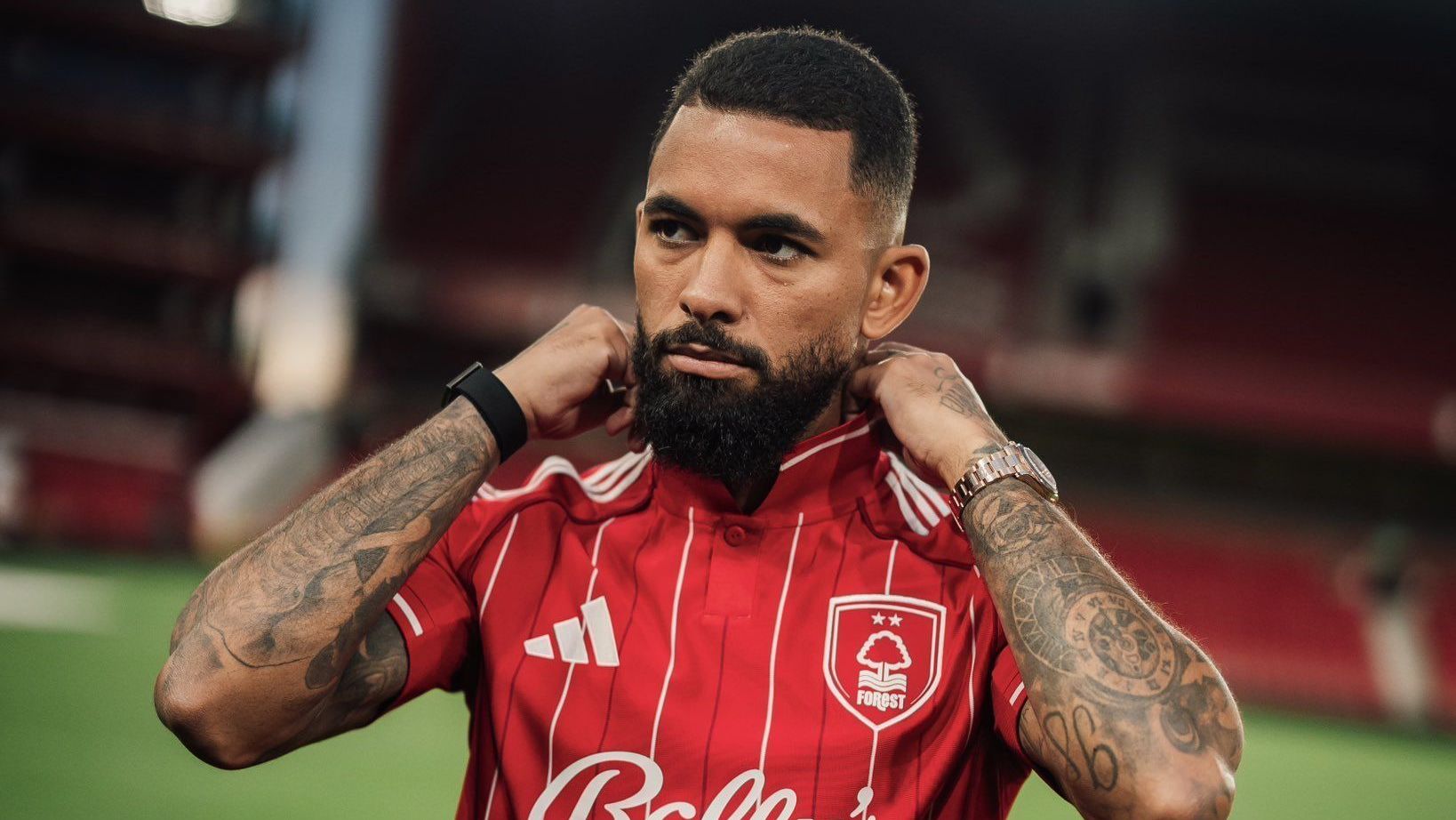 Clube da Premier League anuncia volante revelado pelo Vasco; veja ...