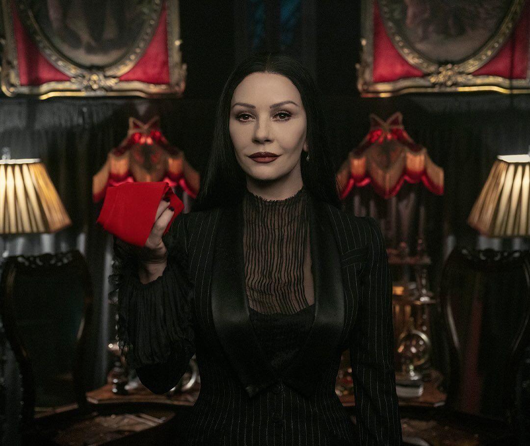 "Wandinha": Catherine Zeta-Jones revisita "Zorro" e "Chicago" para ...