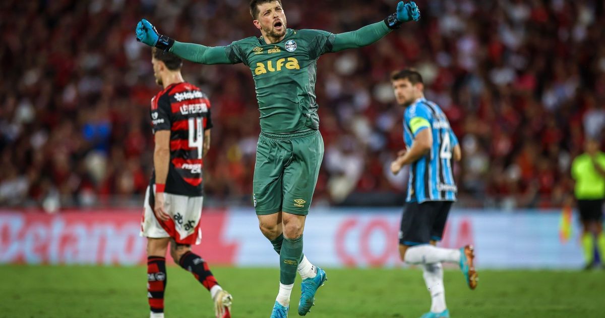 Veja o gol do goleiro Tiago Volpi no empate entre Flamengo e Grêmio ...
