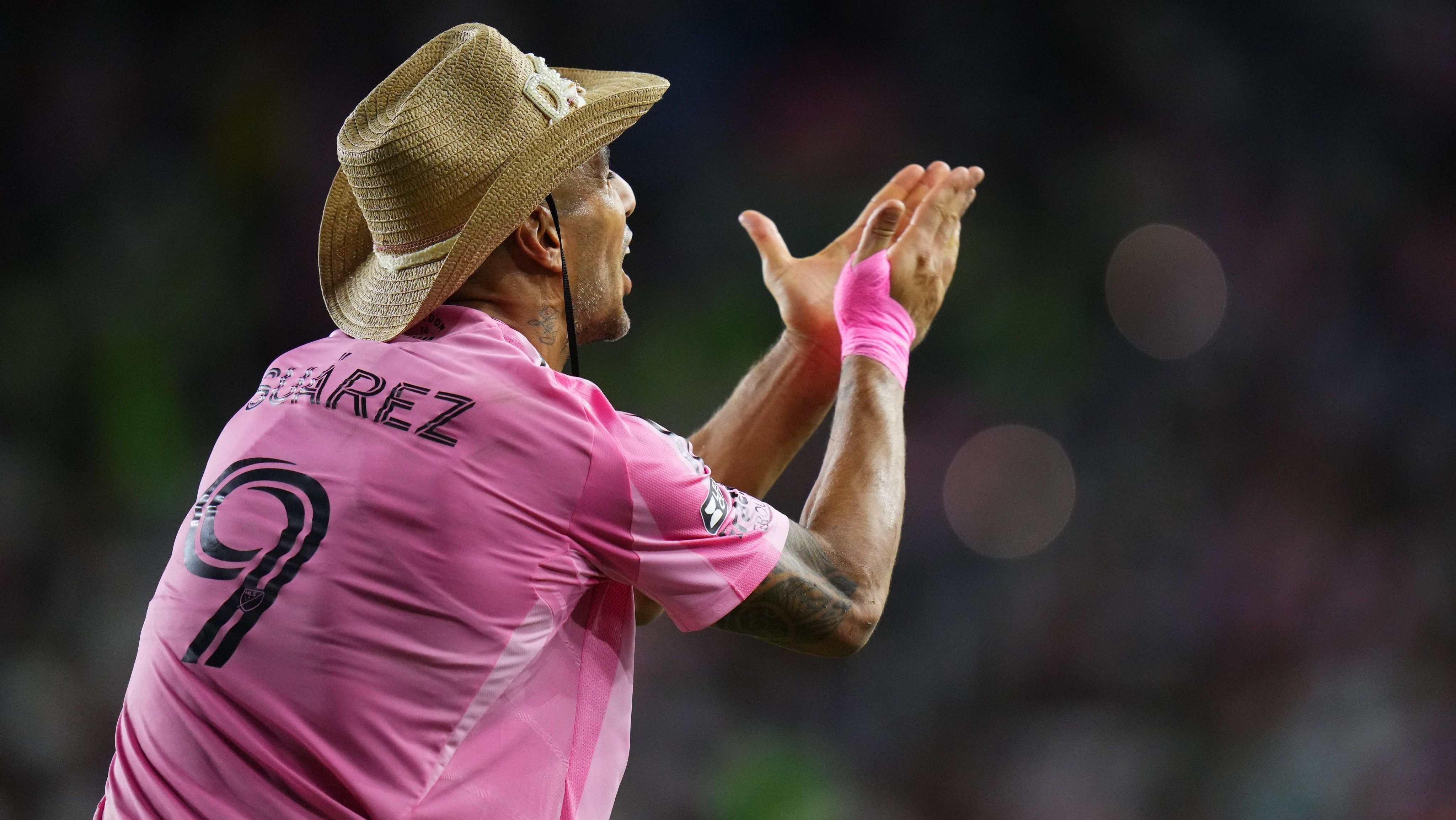 Luis Suárez marca de cavadinha e faz homenagem na comemoração; veja ...