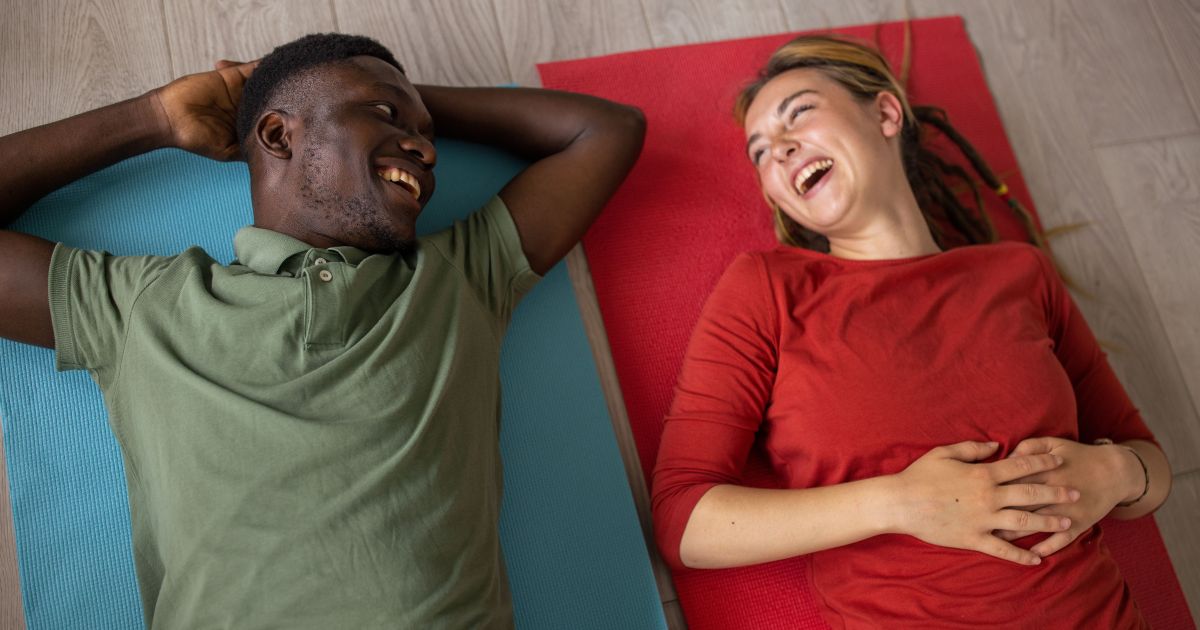 Terapia do riso realmente pode melhorar bem-estar emocional, mostra estudo | CNN Brasil