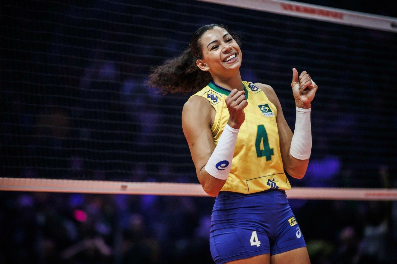Vôlei: Carolana anuncia aposentadoria da Seleção com texto emocionante ...