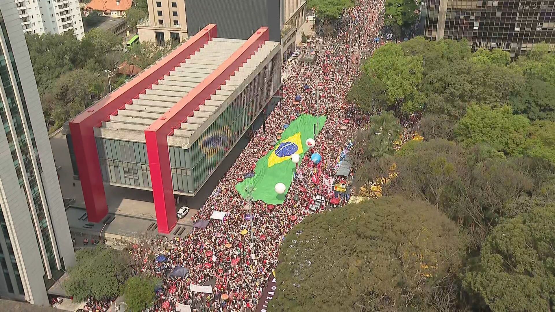 Em ato na Paulista, esquerda traz bandeirão do Brasil e defende ...