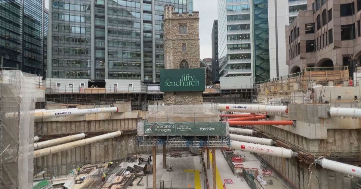 Torre de igreja de 700 anos é erguida em Londres para construção de ...