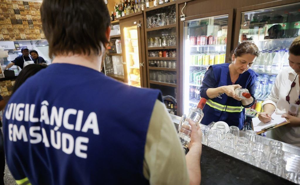 39 casos e 6 mortes suspeitas: veja dados de intoxicações por metanol ...