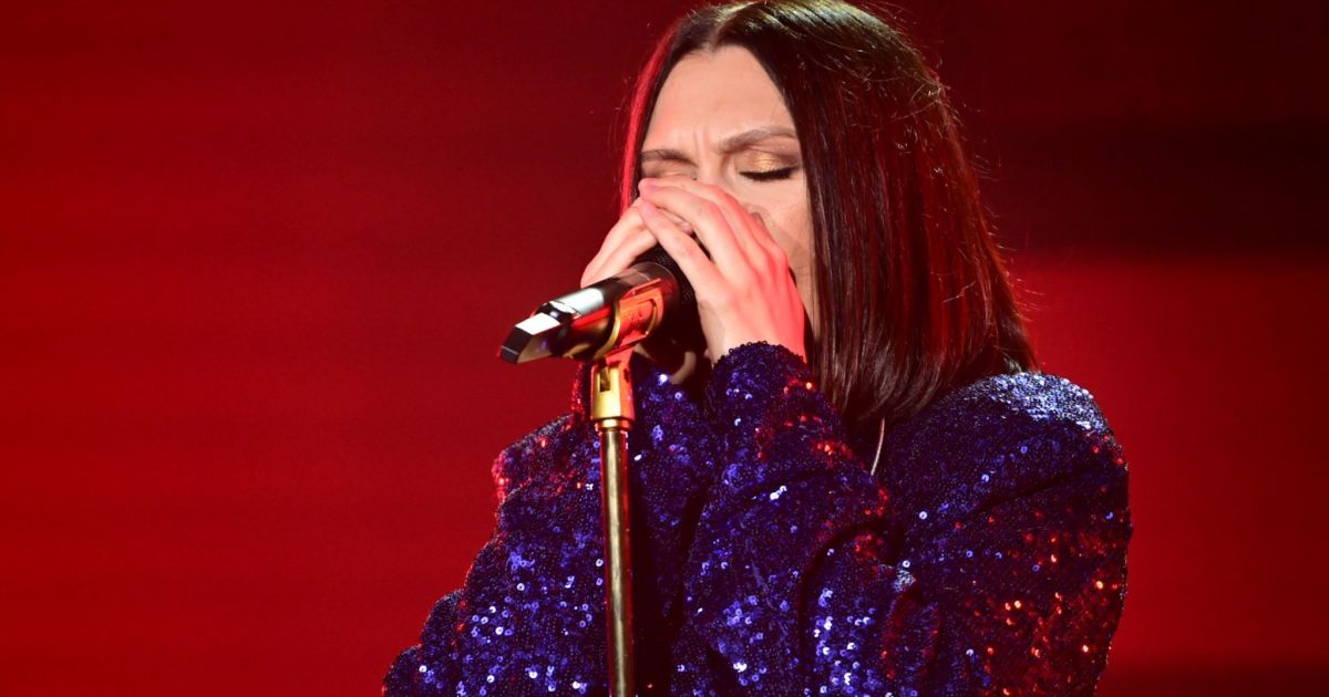 Jessie J se emociona ao falar de câncer no The Town e canta música ...