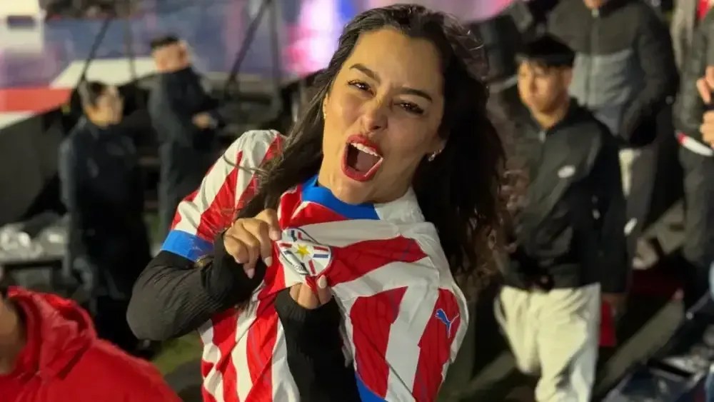 Musa da Copa de 2010, Larissa Riquelme celebra classificação do ...