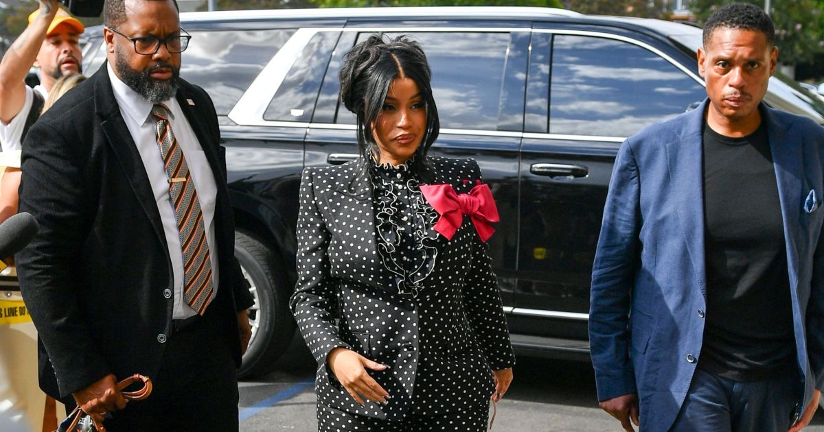 Cardi B comparece em tribunal para argumentos finais em processo civil ...
