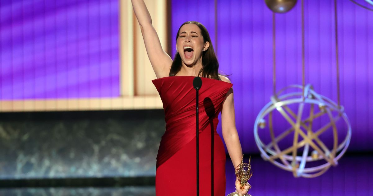 Emmy 2025: atriz de "Pinguim" fica eufórica em discurso de vitória ...
