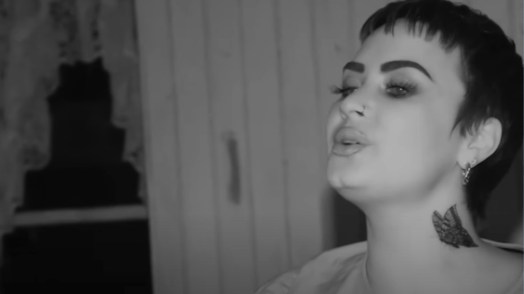 Demi Lovato sobre cantar para extraterrestres: "Estava muito chapada ...