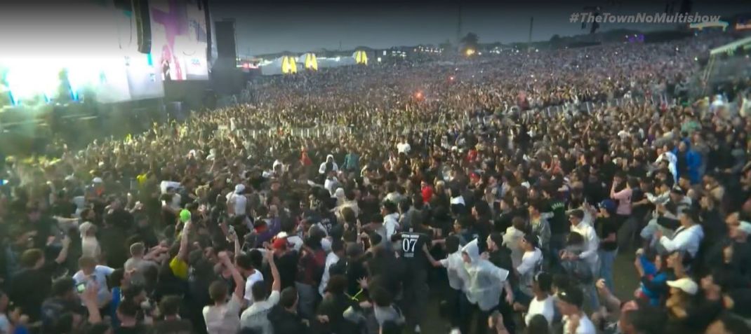 No The Town, MC Cabelinho tira camisa e fãs deliram com rodinha de punk ...