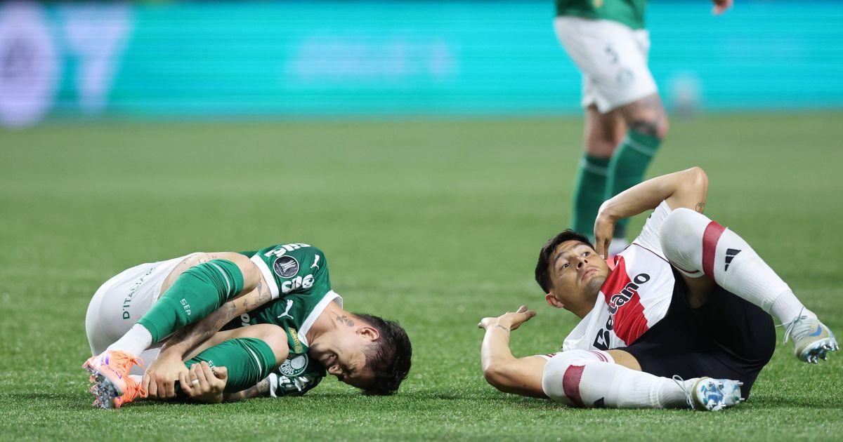Árbitro se confunde em expulsão e volta atrás em Palmeiras x River ...